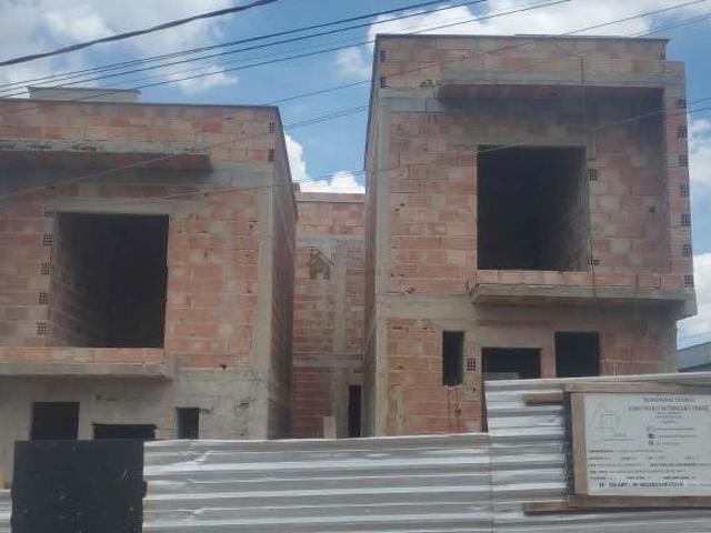 OPORTUNIDADE! EXCELENTE CASA DUPLEX A VENDA LOCALIZADA NO BAIRRO CAMARGOS