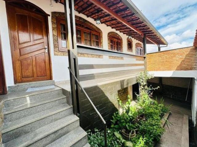 Oportunidade Imperdível: Casa Ampla com 4 Dormitórios em Carapicuíba – Apenas R$ 560.000,00!