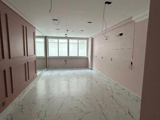 OPORTUNIDADE IMPERDÍVEL NA ASA SUL – SALA COMERCIAL TERREA NO EDIFÍCIO ADVANCE SGAS 915