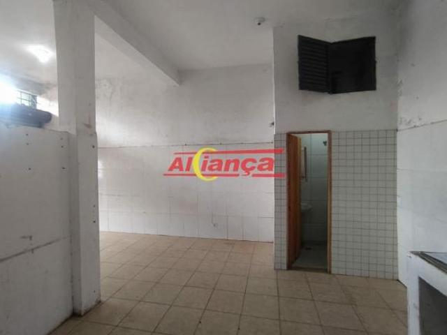 Oportunidade imperdível: Sobrado com 2 casas independentes + salão comercial!