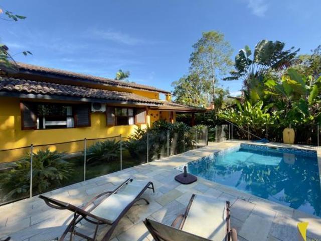 Oportunidade Itamambuca de casa lado par 250 metros da orla com piscina