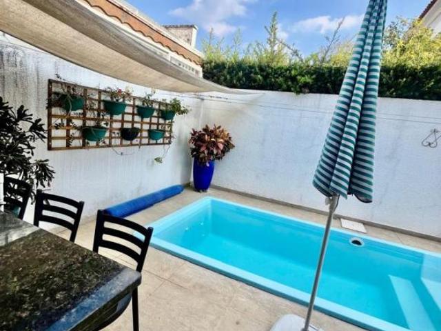 OPORTUNIDADE, linda casa, no condomínio Tamboré quatro 3 dormitórios, sendo 1 suite