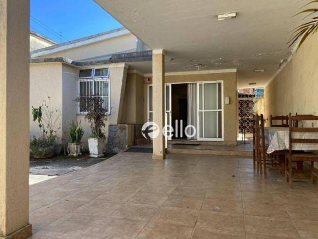 Oportunidade no Centro de Pedro Leopoldo: Casa com 3 Quartos, Suíte, Varanda Gourmet, e 3 Barracões