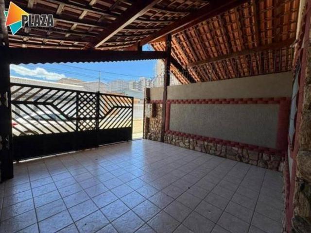 Oportunidade na Ocian! Casa com Suítes, 2 Vagas e a 300m da Praia