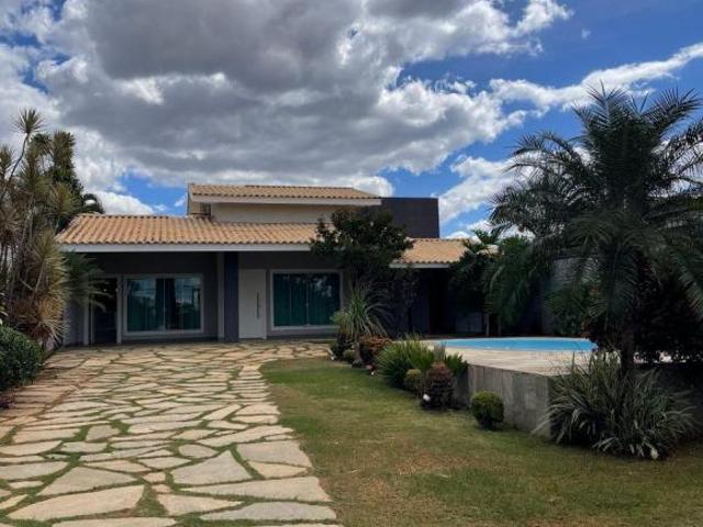 Oportunidade na Rua 12: Casa 3 Suítes, 800m&apos  e Acesso pela Estrutural