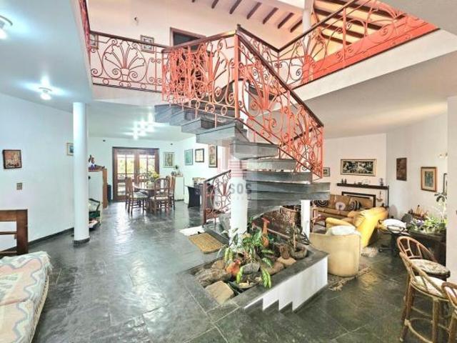 Oportunidade na Vila São Francisco | Casa 450m² | Terreno Amplo 850m²