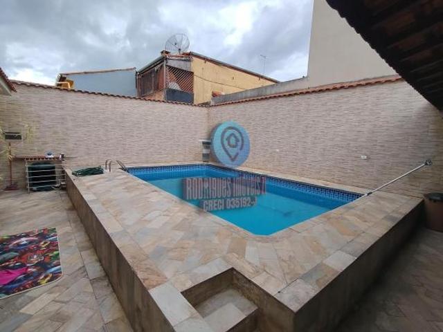 Oportunidade! Sobrado com 304m², Piscina Aquecida, Churrasqueira e Muito Conf.