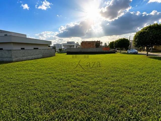 Oportunidade Terreno em Condomínio Reserva Aruanã Loteamento Floresta 347m²