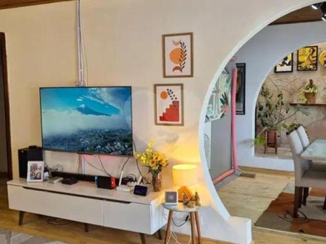 Oportunidade Única: Casa Ampla em Região de Alta Valorização em Curitiba