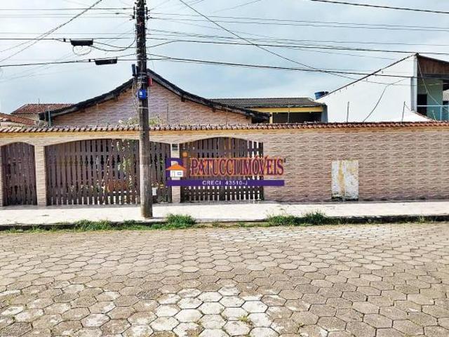 Oportunidade Única! Casa Ampla Mobiliada com Piscina a Poucos Passos do Mar