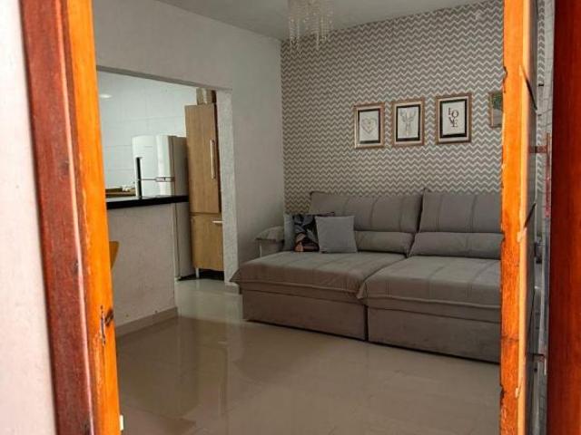 Oportunidade Única: Casa de Vila com 2 Quartos, Piscina e Quintal.