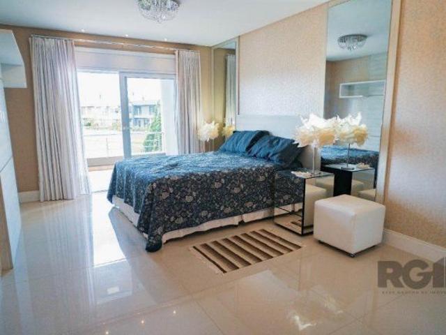 Oportunidade Única! Casa em Condomínio à Beira do Lago com 4 Suítes, sendo uma Térrea e uma Suíte Ma