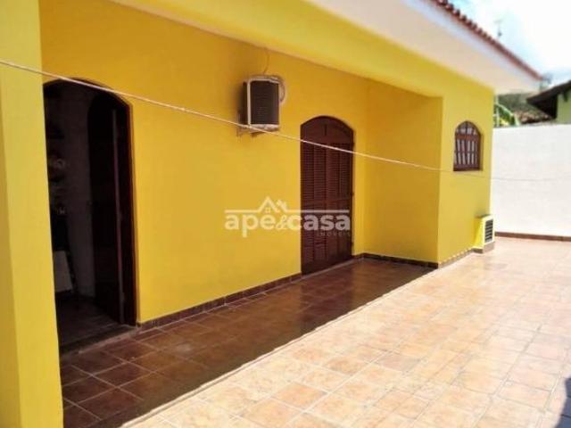 Oportunidade Única! Casa Espaçosa com 4 Suítes