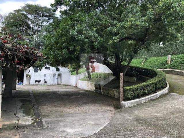 Oportunidade Única: Casa para Reformar ou Demolir em Localização Privilegiada!