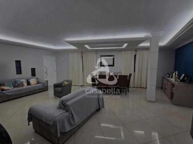 Oportunidade Única! Casa Sobreposta Baixa, Isolada, 3 Suítes e Localização Privilegiada!