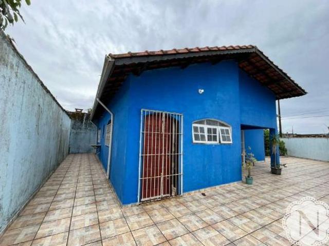 Oportunidade Única a 300 Metros da Praia: Imóvel em Lote Inteiro com 3 Quartos e Área de Lazer
