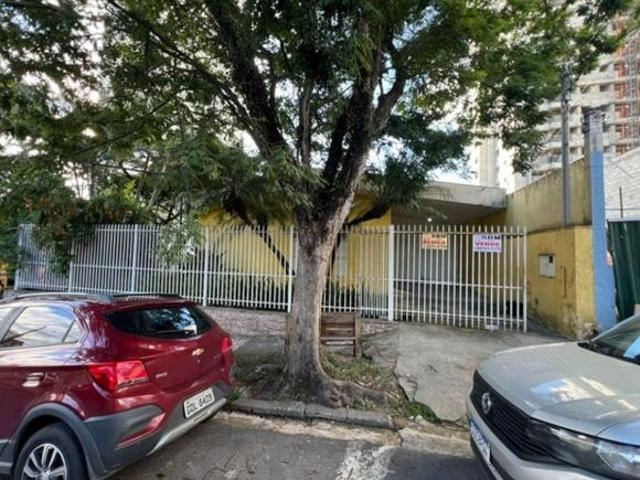 Oportunidade Única de Esquina: Casa Ampla para Clínicas ou Escritórios