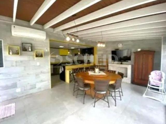 Oportunidade Única! Linda Casa de 3 Dormitórios em Localização Privilegiada!