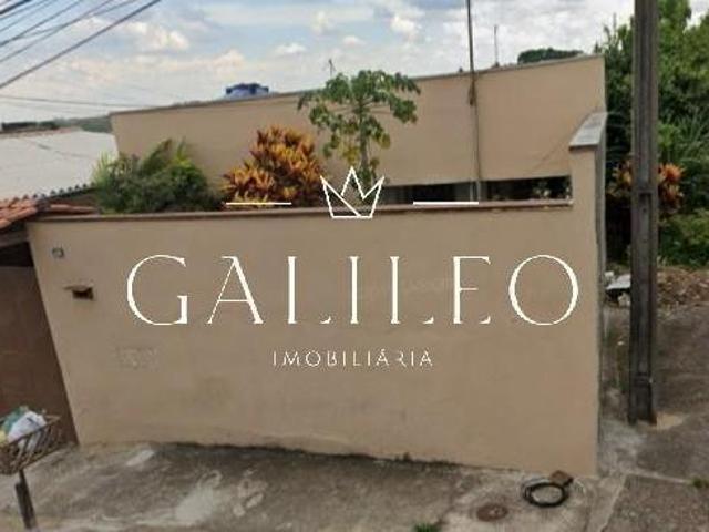 Oportunidade única no Jardim do Lago em Jundiaí SP! Este terreno possui três casas antigas, perfei
