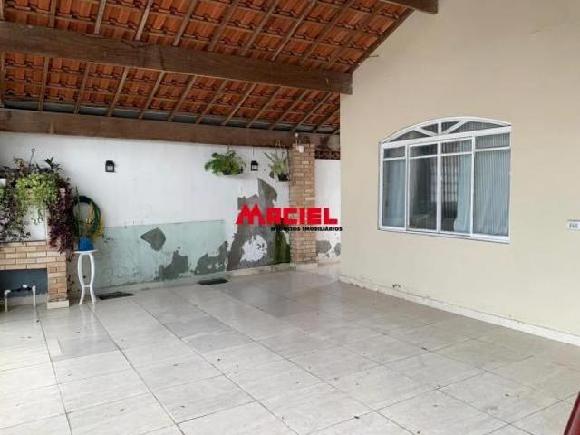 Oportunidade Única no Jardim Santa Inês: Casa Térrea com Piscina, Churrasqueira e Amplo Terreno