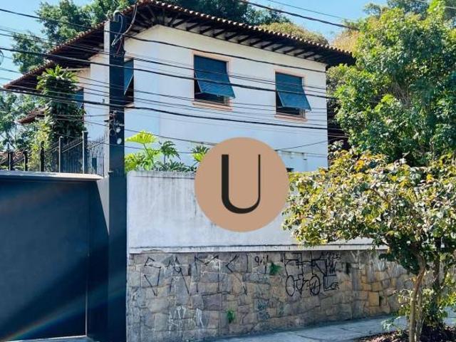 Oportunidade única no Pacaembu — casa com edícula e quintal espaçoso com 04 vagas de garagem