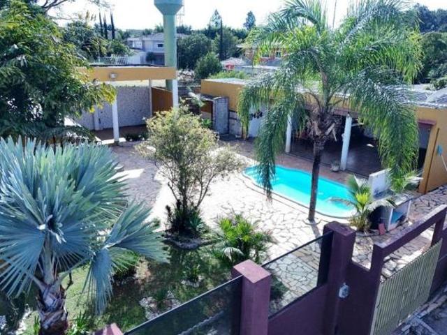 Oportunidade Única no Park Way: Duas Casas + Casa de Hóspedes em um Só Endereço!