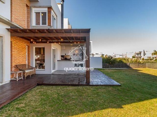 Oportunidade Única no Veredas: Casa Fundo Lago, 229m², 3 Quartos, 2 suites, churrasqueira, calefator