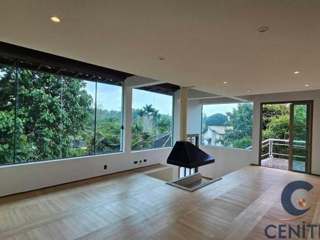 Oportunidade Única na Granja Viana — Casa à venda em Terras do Madeira!