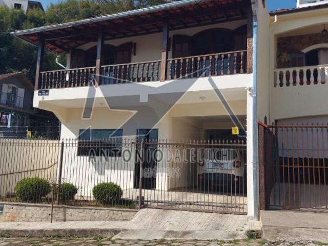 Oportunidade Única! Sobrado com Área Gourmet e Vista Privilegiada em São Lourenço/MG