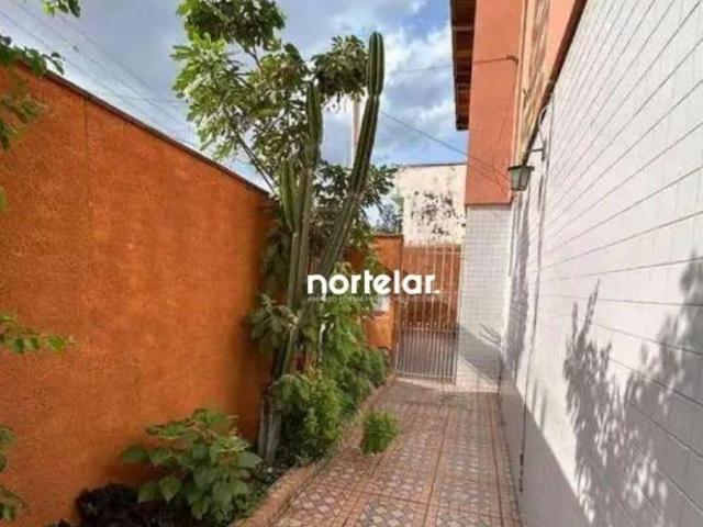Oportunidade única para quem busca espaço e valorização garantida! Este sobrado de esquina combina a