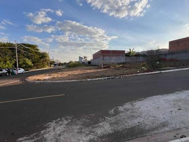 Oportunidade Única: Terreno de Esquina no Jardim dos Lagos I