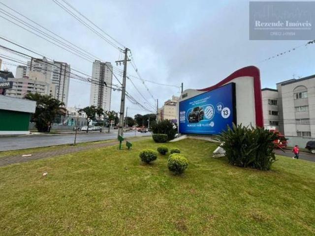 Oportunidade única! Terreno de esquina com 864 m², localizado no bairro Portão, a poucos metros do M