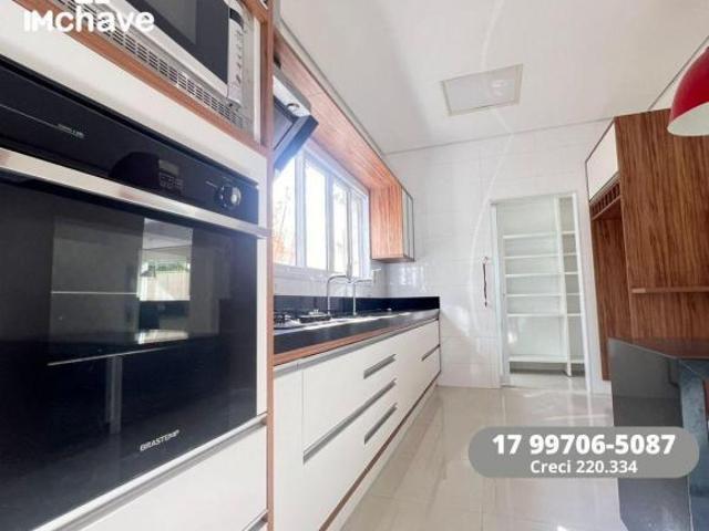 Oportunidade! Vendo Casa no Eco Village I com 3 suítes, piscina com raia, Fino Acabamento e Rica em