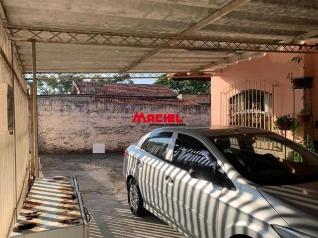 Oportunidade Versátil no Jardim Jussara: Propriedade com Duas Casas e Amplo Terreno para Uso Residen
