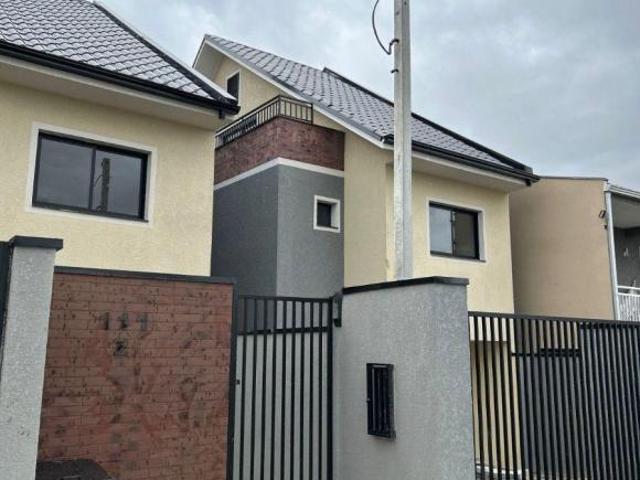 Oportunidade Xaxim! Sobrado de 118m² com Excelente Acabamento e Localização