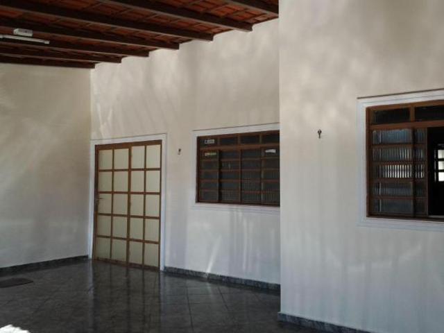 OPORTUNIDADE*CASA 03 QTOS + EDÍCULA*02 GARAGENS