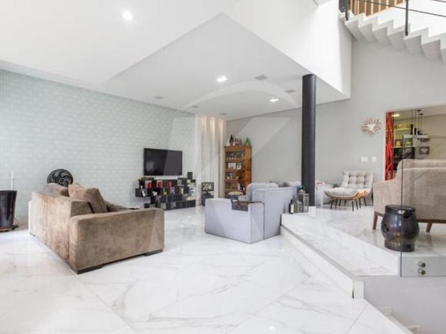 Oportunidade*Casa 500 m2 área construída, 4 suítes, 2 salas, 3 vagas e quintal no Horto Florestal