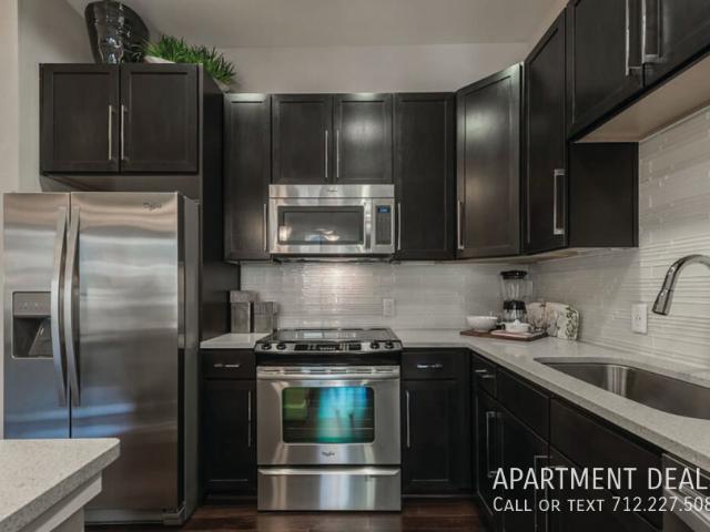 Open living/dining/ kitchen, close Memorial City