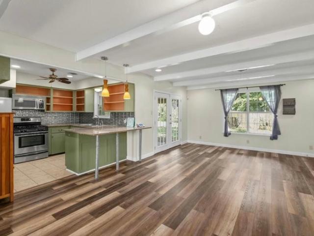 Open Room in 4bed 2ba large house!