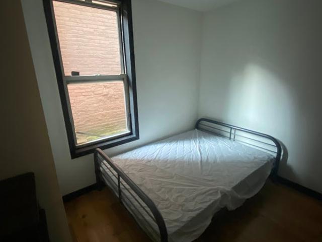 Open room in chill queer artist house!