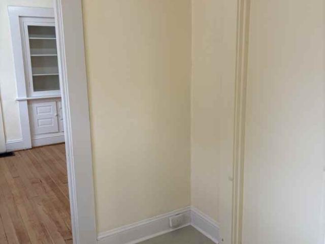 OR 2311 2317 SE Hawthorne Blvd KF 1 Bedroom Apartment for Rent at 2311 Se Hawthorne Blvd, Portland, OR 97214 Buckman