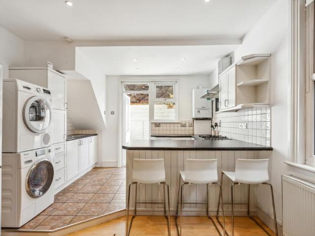 Ormiston Grove, London 2 bed flat to rent £2,250 pcm £519 pw