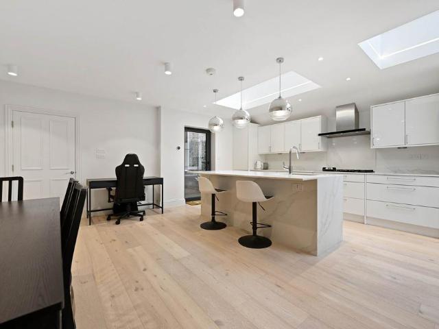 Ormiston Grove, London, W12 0JR 2 bed flat to rent £2,951 pcm £681 pw