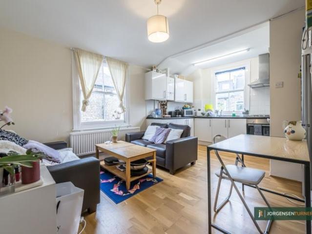 Ormiston Grove, Shepherds Bush, W12 3 bed flat to rent £2,800 pcm £646 pw
