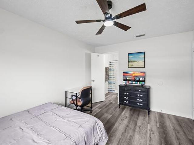 Orange Park, Newly Renovated Home, Close to Blanding! Each Room Includes a TV, Mini Fridge, Desk and More!