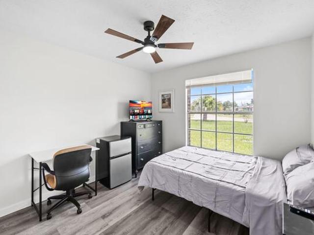 Orange Park, Newly Renovated Home, Close to Blanding! Each Room Includes a TV, Mini Fridge, Desk and More!