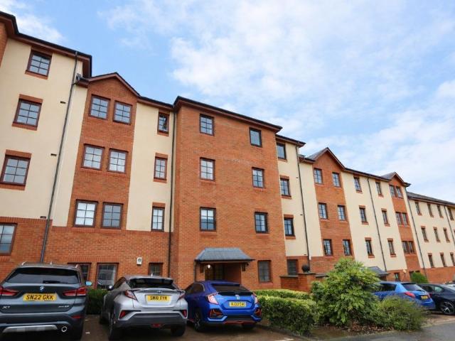 Orchard Brae Avenue, Comely Bank. 3 bed flat to rent £1,895 pcm £437 pw