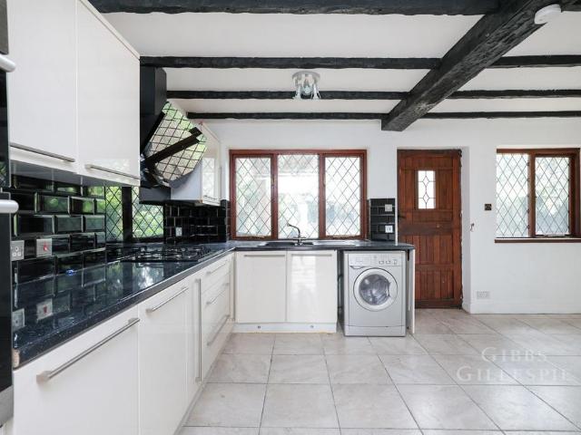 Orchard Close, Denham, Uxbridge, UB9 3 bed semi detached house to rent £2,300 pcm £531 pw