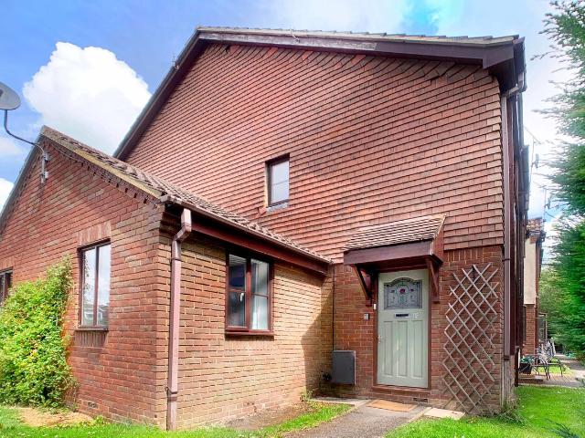 Orchard Close, Wokingham RG40, 2 bed terraced house to rent, £2,880 pcm | PrimeLocation