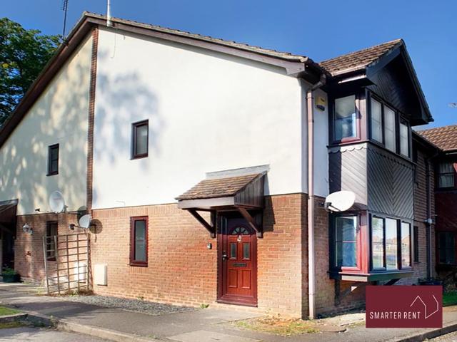 Orchard Close, Wokingham RG40 2 bed terraced house to rent £2,880 pcm £665 pw